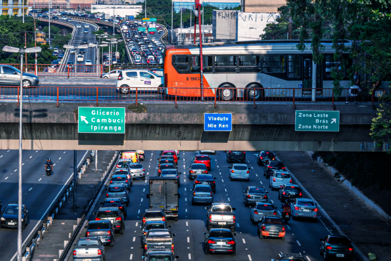 Carro amassado: aprenda a desamassar sem estragar o veículo!